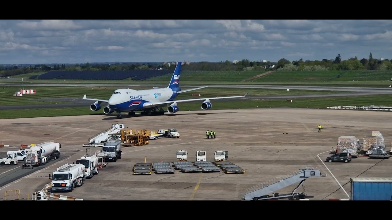 Volume Up and listen to the RR engines purr on this Silkways Boeing 747 ...