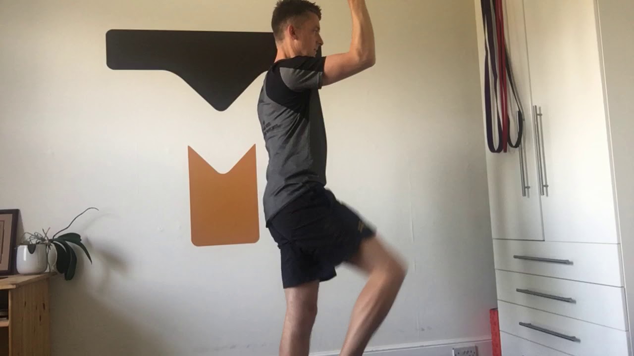 Marches with isometric shoulder press - YouTube