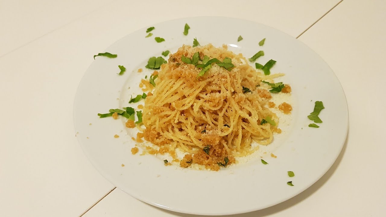 Pasta con la mollica ( antico piatto povero ) - YouTube