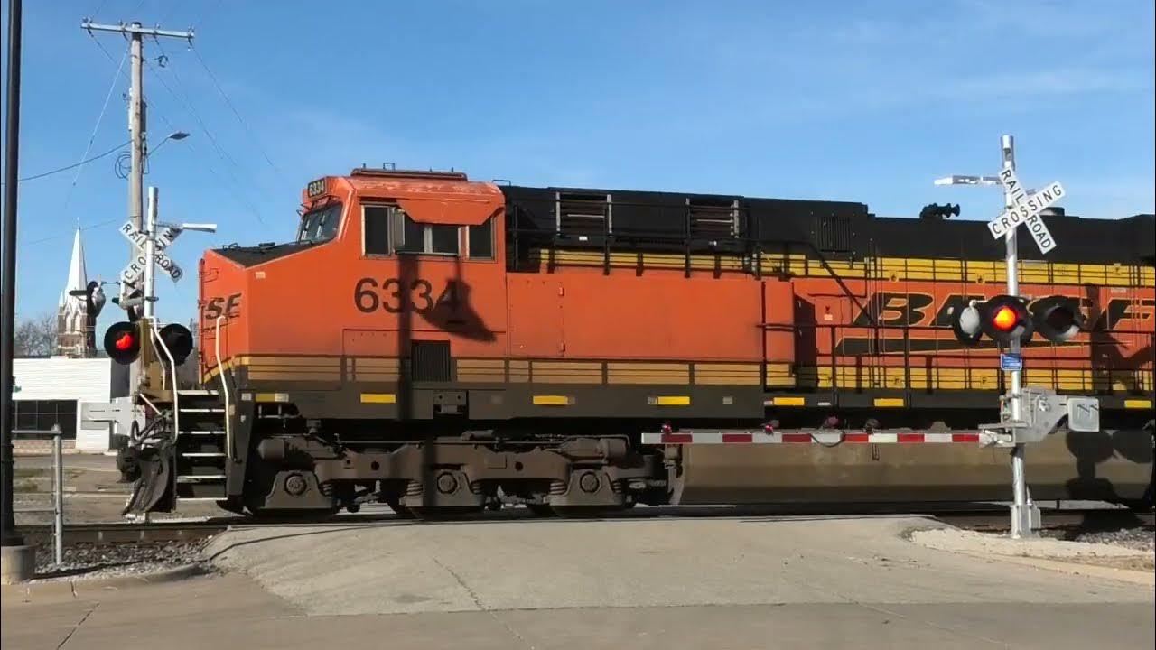 BNSF 5922 Meets BNSF 7017 in Fort Madison, IA 11/26/21 - YouTube