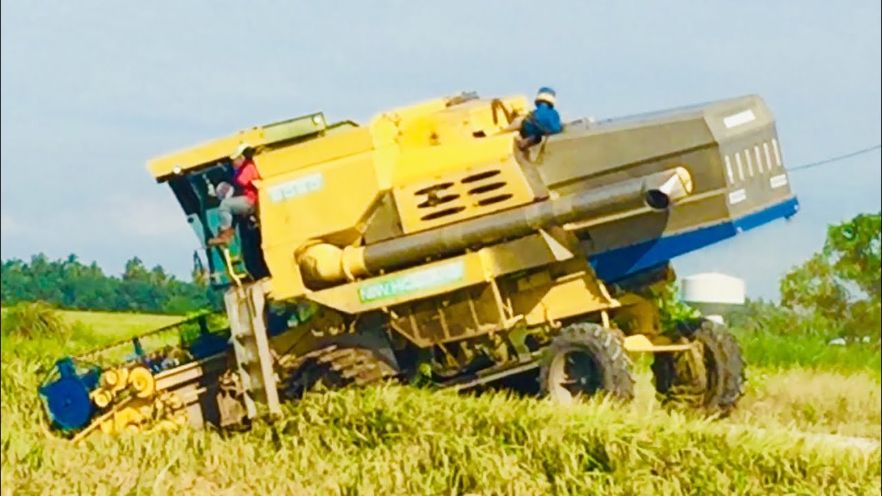 MESIN MENUAI PADI.RICE HARVESTER MACHINE - YouTube