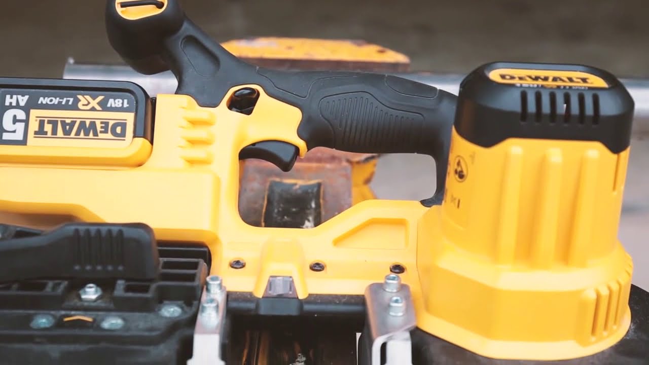 DCS371 - Fierastrau cu banda DEWALT , 18V , motor fara perii - YouTube