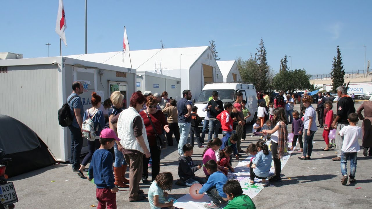 ΠΑΡΑΔΟΣΗ ΕΙΔΩΝ ΠΡΩΤΗΣ ΑΝΑΓΚΗΣ ΣΤΟΥΣ ΠΡΟΣΦΥΓΕΣ ΣΤΟΝ ΠΕΙΡΑΙΑ - YouTube