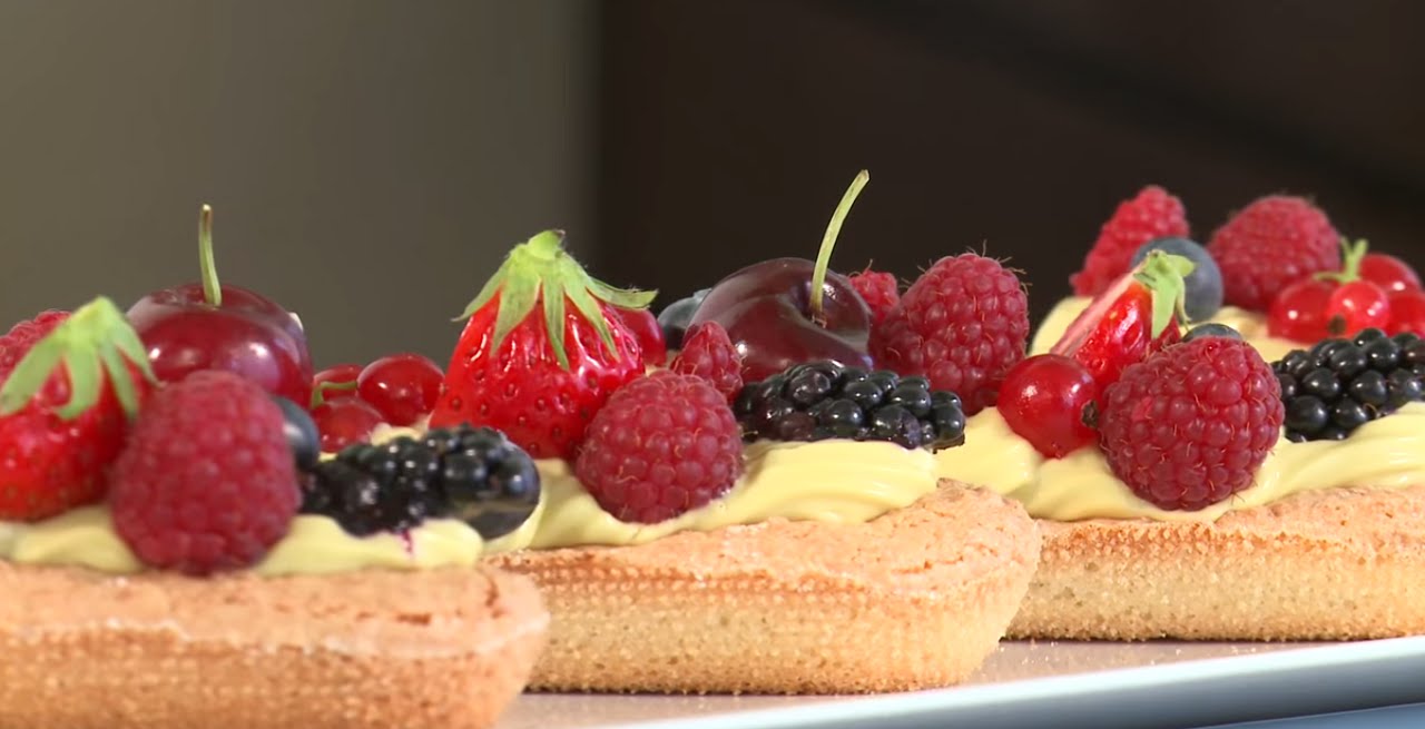 Tartelettes aux fruits rouges sur fond de Dacquoise - YouTube