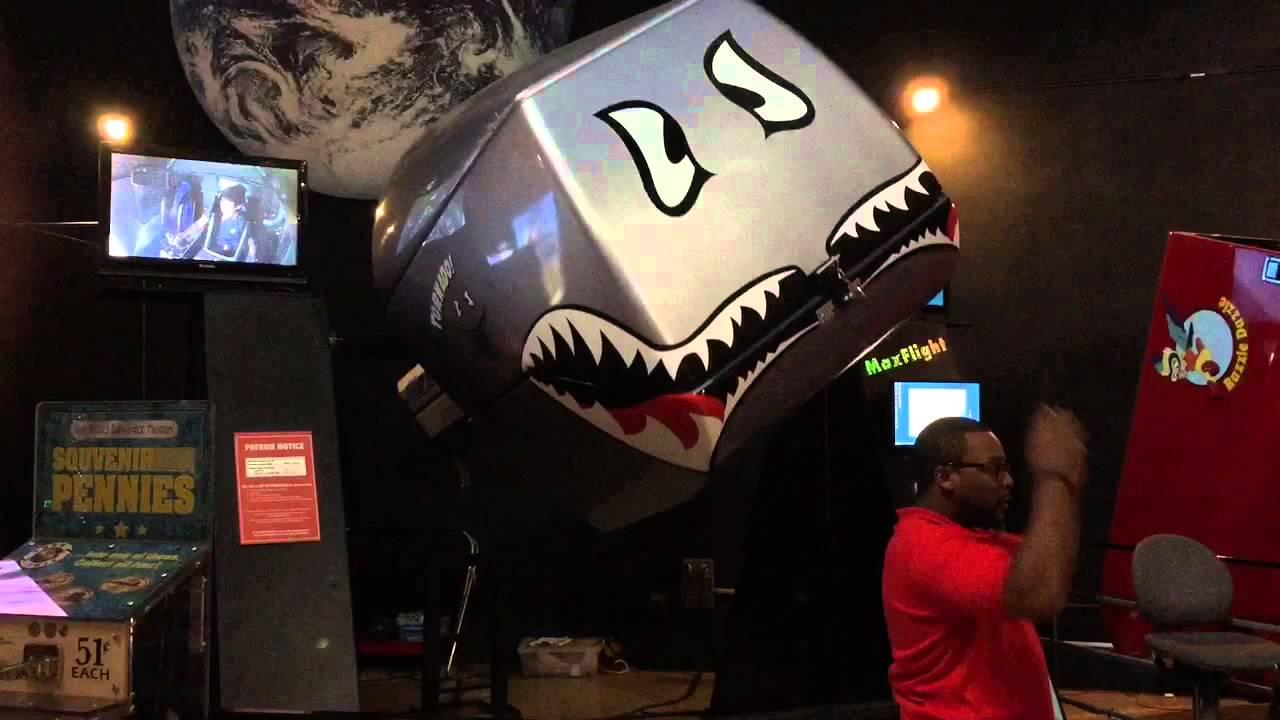 Flight Simulator in San Diego air and space museum - YouTube