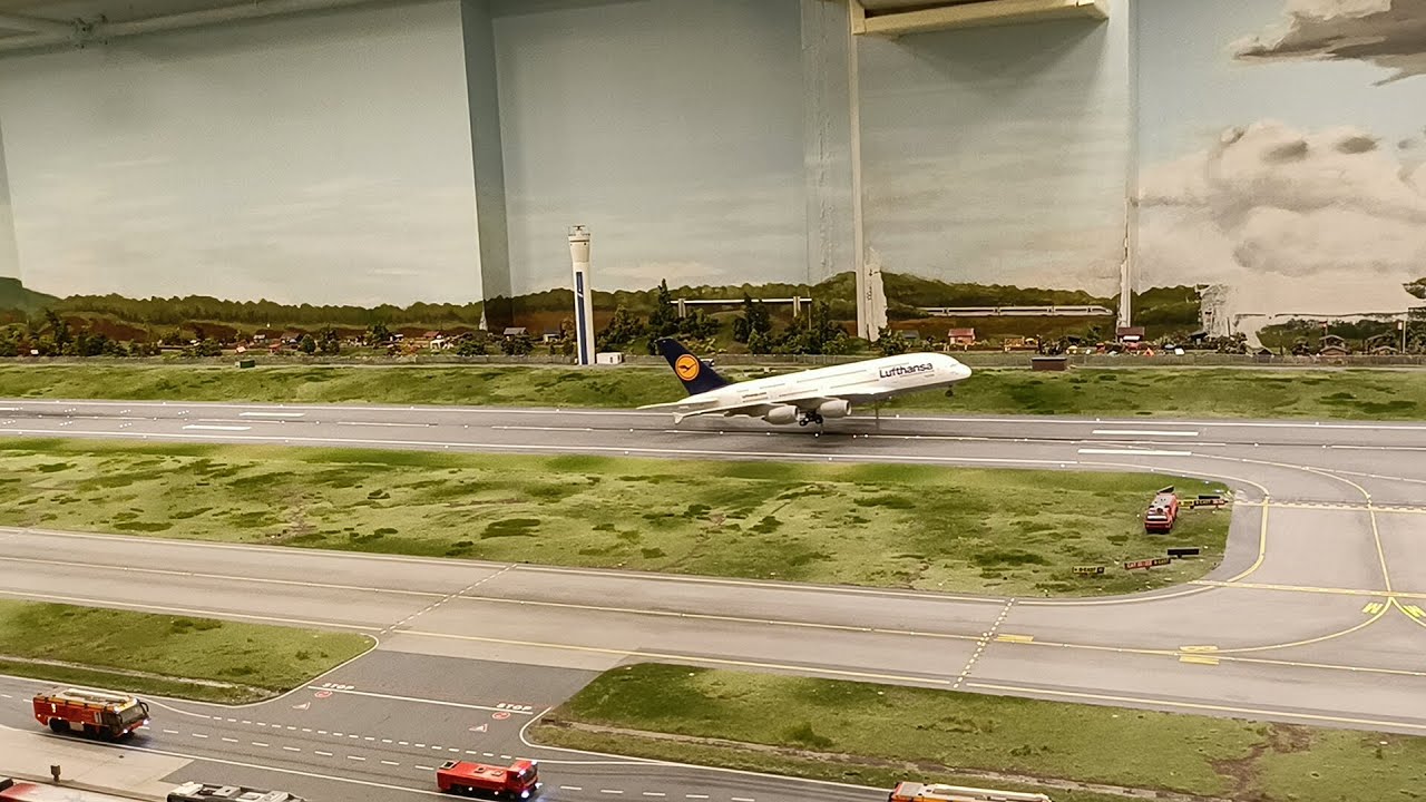 Miniatur Wunderland Hamburg: Knuffingen Airport - YouTube