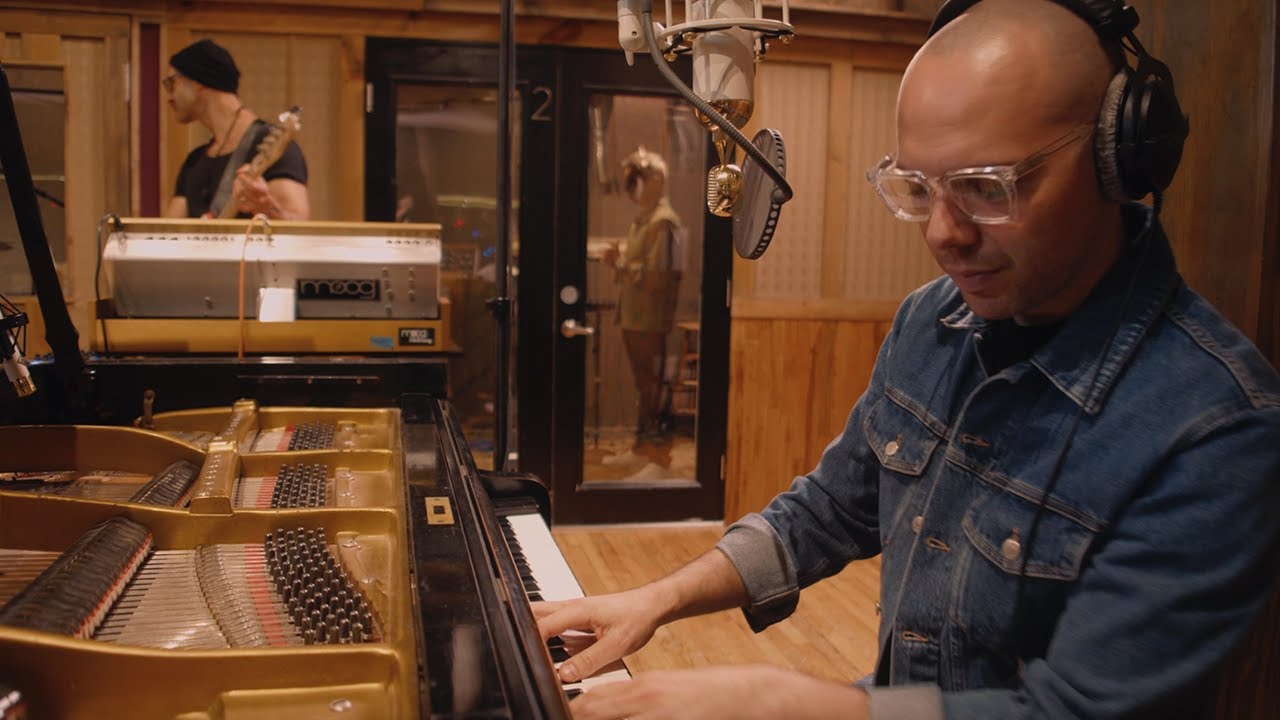 A Great Big World - Glowing [Live from Studio G] - YouTube