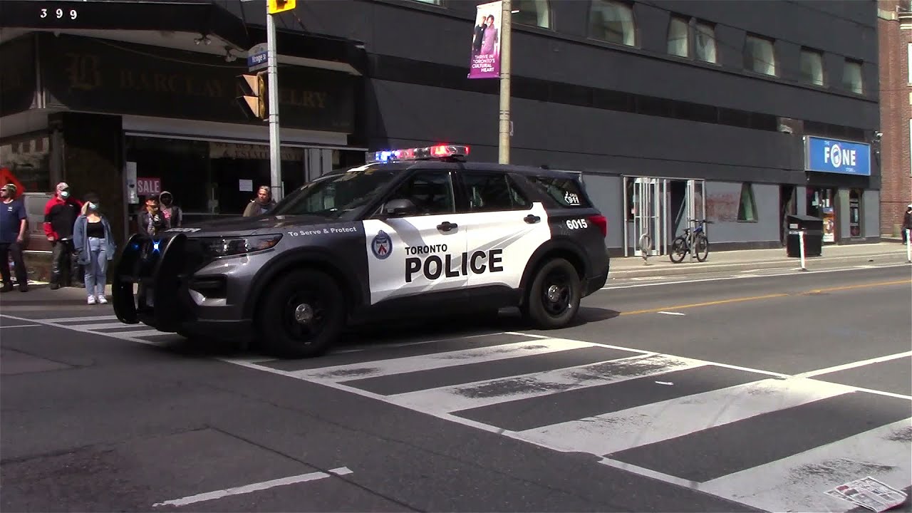 Toronto Police vehicles responding with the new lightbar, May 2021 ...