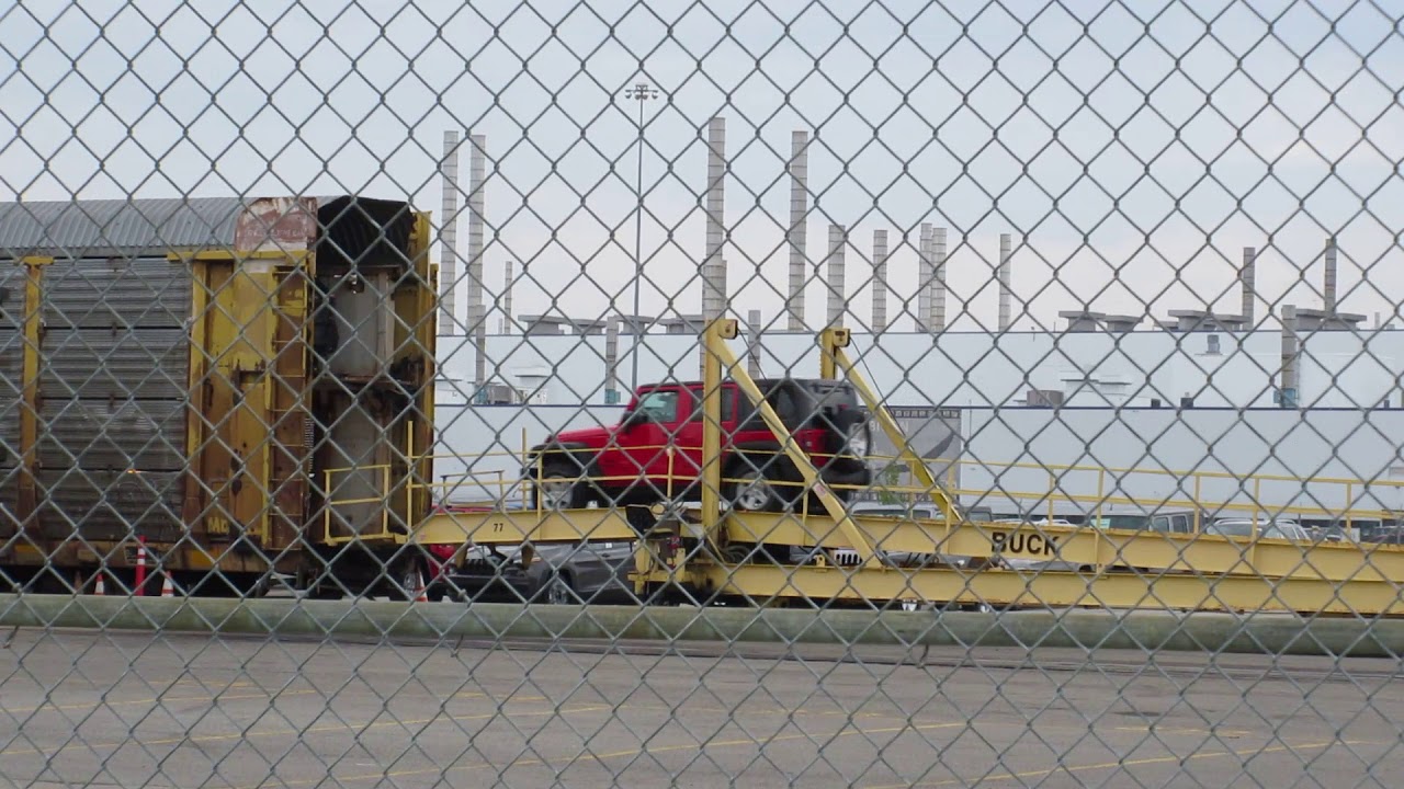 Loading Jeep Wranglers onto a train - YouTube