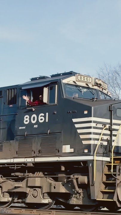 Super friendly engineer gives a horn salute and waves! - YouTube