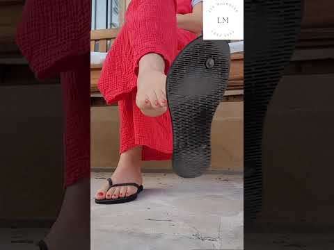 Shoeplay ASMR - public shoeplay with my black Flipflops #feet #dangling #tapping #toes #nailpolish 