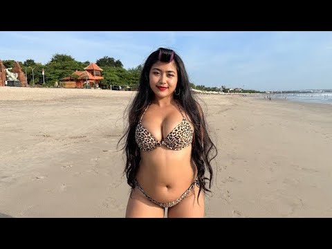 Novitasari sh jalan jalan kepantai yang indah pakai bikini baru