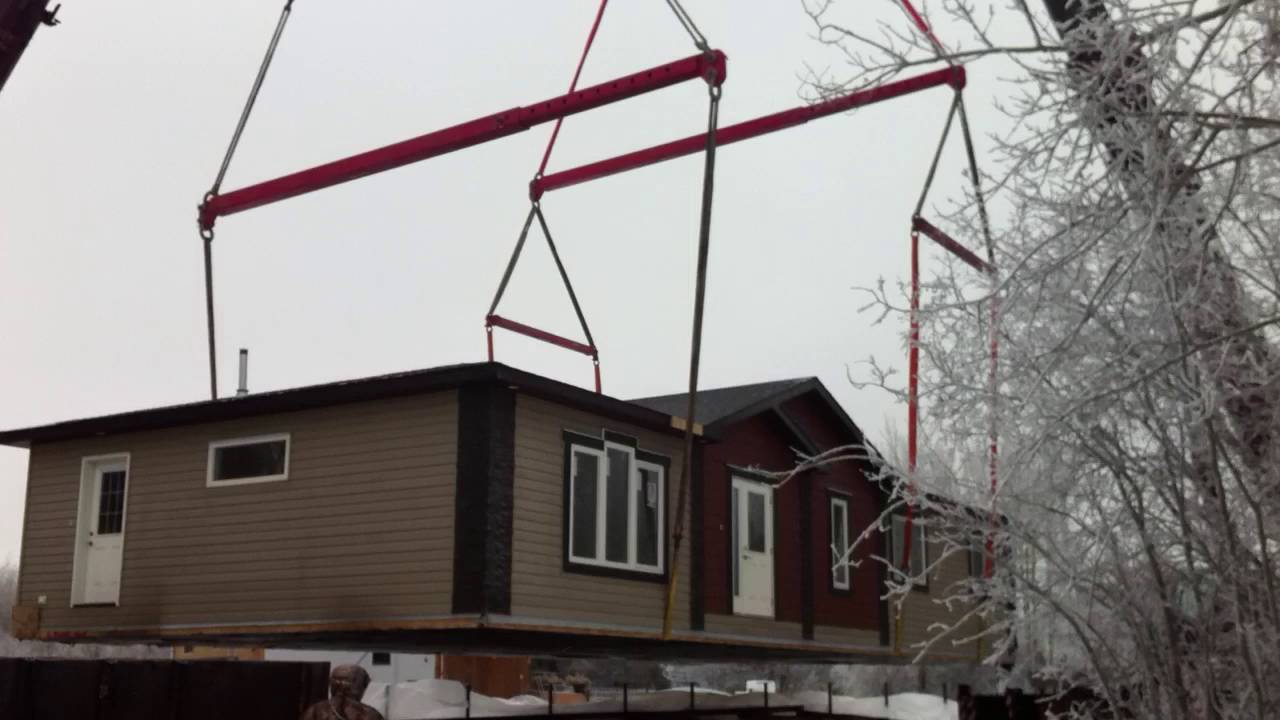 Setting a modular home down using two cranes - YouTube
