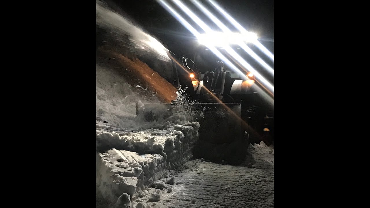 Bobcat Toolcat 5600 with QuickAttach 2420 73" snowblower - YouTube