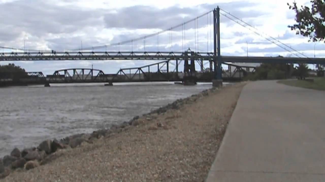 Railroad Swing Bridge Clinton, Iowa - YouTube