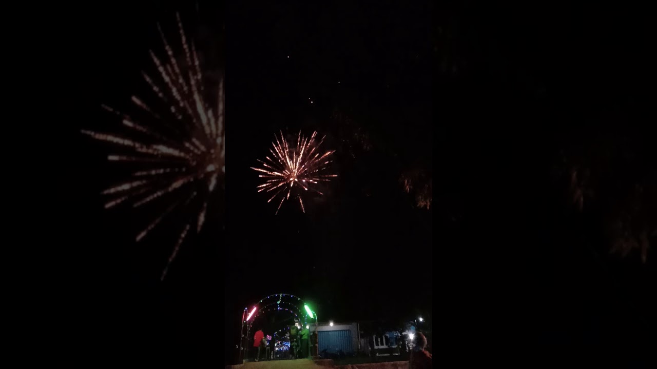 Petasan, kembang api sebelum pertunjukan dimulai - YouTube