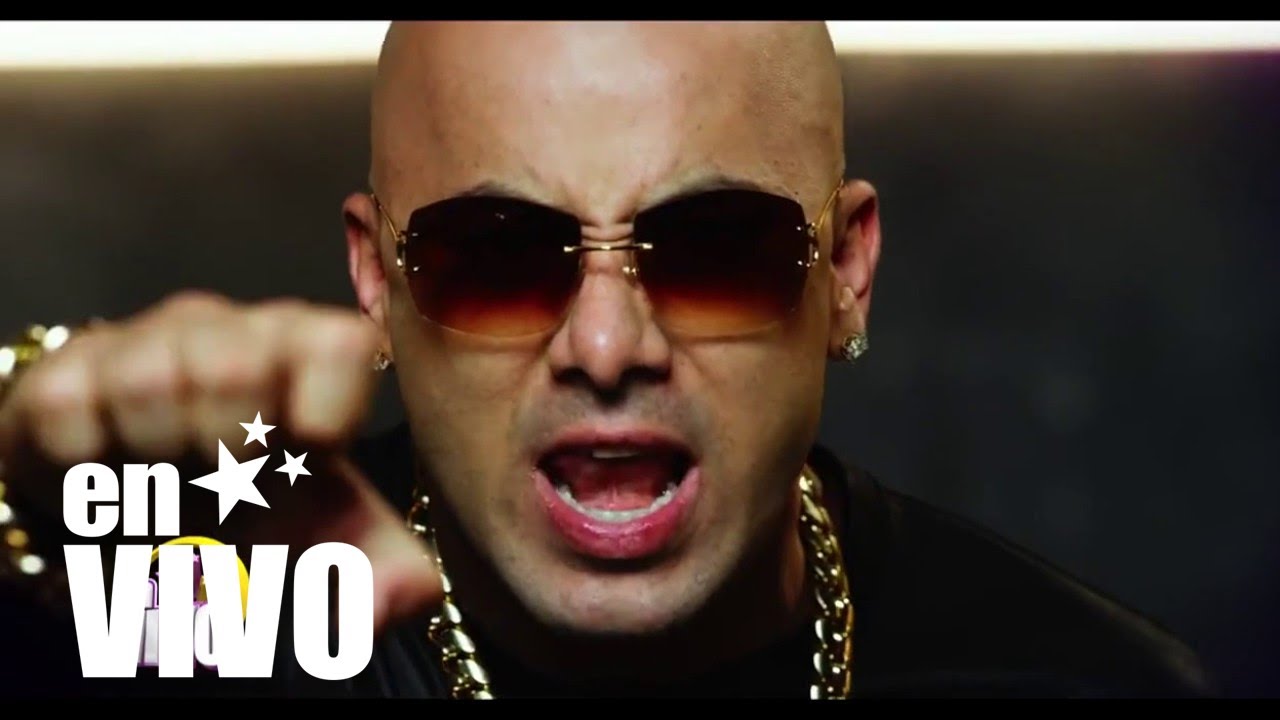 Wisin y su tatuaje privado En Vivo - YouTube