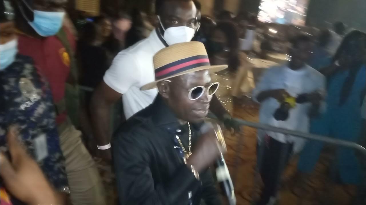 Highlife Legend Amakye Dede Surprises Audience at Kab - Fam Legends Night 2021 - YouTube