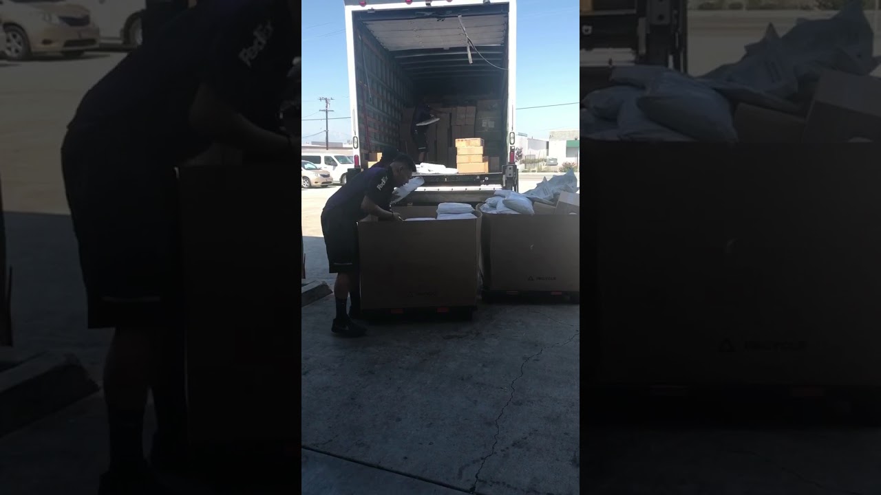 FedEx Ground Drivers Throwing Packages Like Frisbees - YouTube