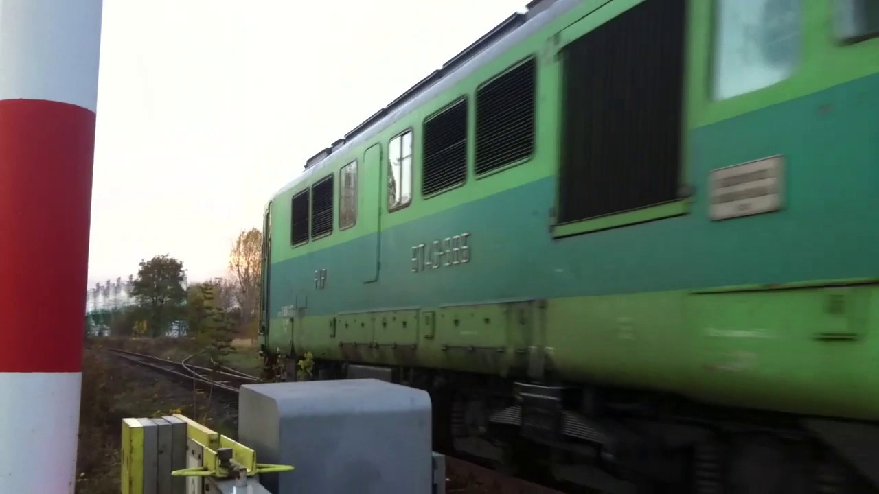 ST43-365 na pełnych obrotach z towarem w Międzyrzeczu, 18.10.2013 - YouTube