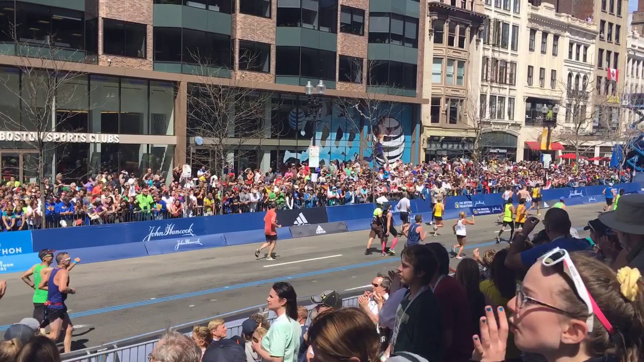 Watch a Boston cop help a runner get to the 2017 Marathon finish - YouTube
