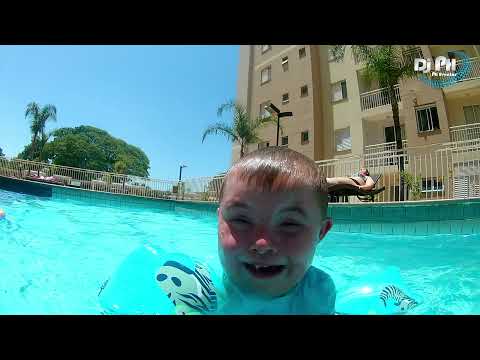Luan e papai na piscina brincando 06 11 2021
