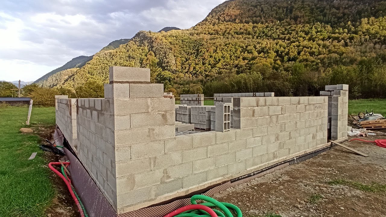 Construction de Maison : 7ème rang de parpaings et fenêtres - YouTube