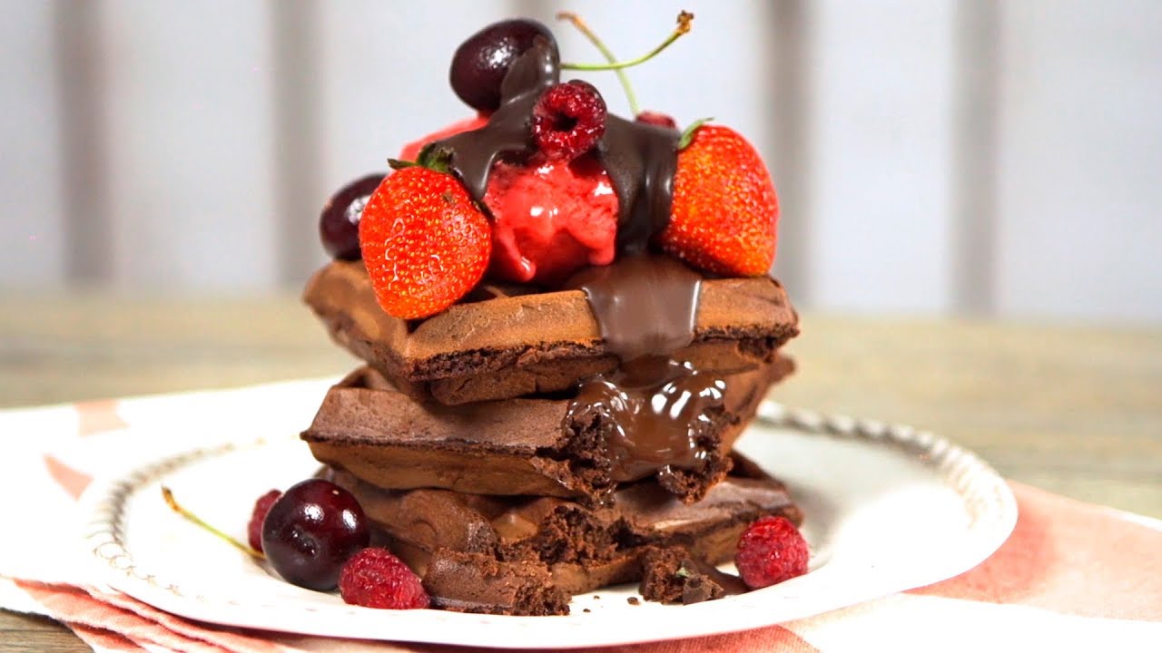 ¡Un postre que seduce a todos! "Torre de waffles de chocolate" - YouTube