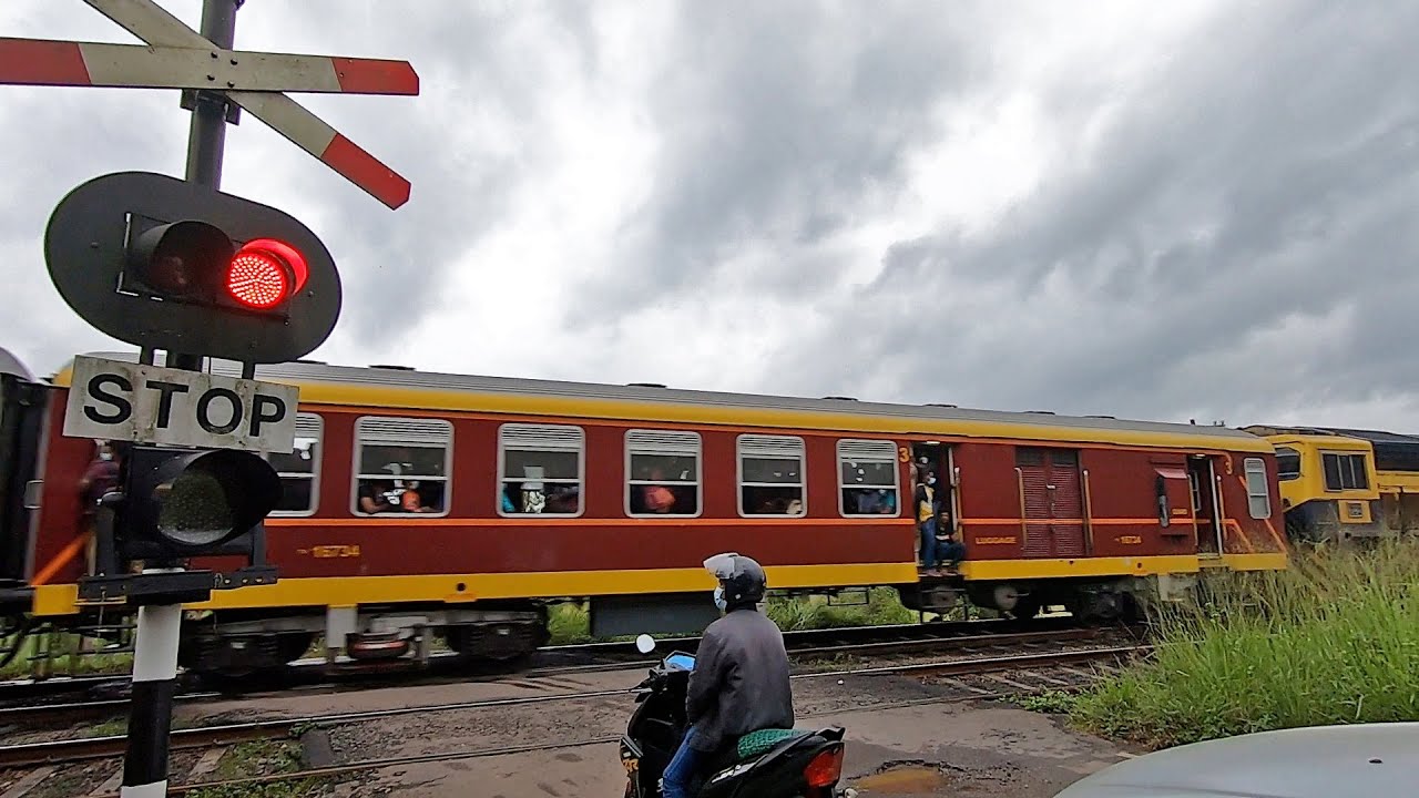 Yal Devi Express Train Level Crossing at Yagoda Railway Station in Sri ...