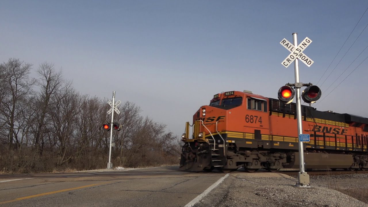 Railroad Crossings On The BNSF Barstow Sub Part 4 - YouTube