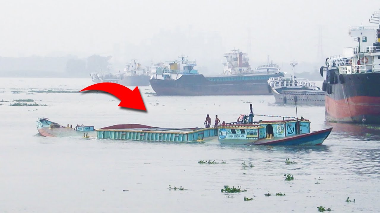 Overloaded Sand Carrying Bulkhead Boat In Deep River | Sand Carrier ...