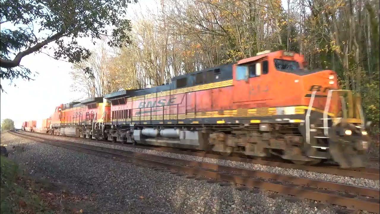 (Southbound) BNSF 614 leads a Loaded Garbage Train through Tacoma's Hidden Beach. - YouTube