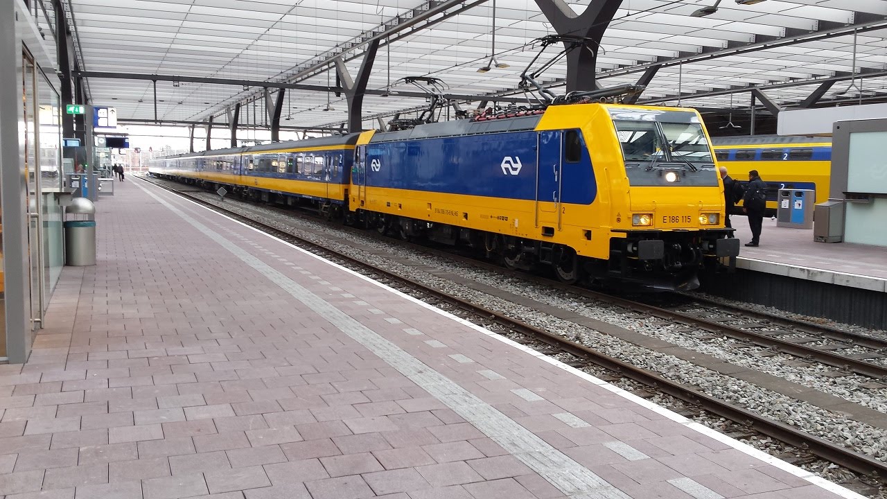 NS TRAXX 186 115 vertrekt met IC Direct (ICR 16505) op station ...