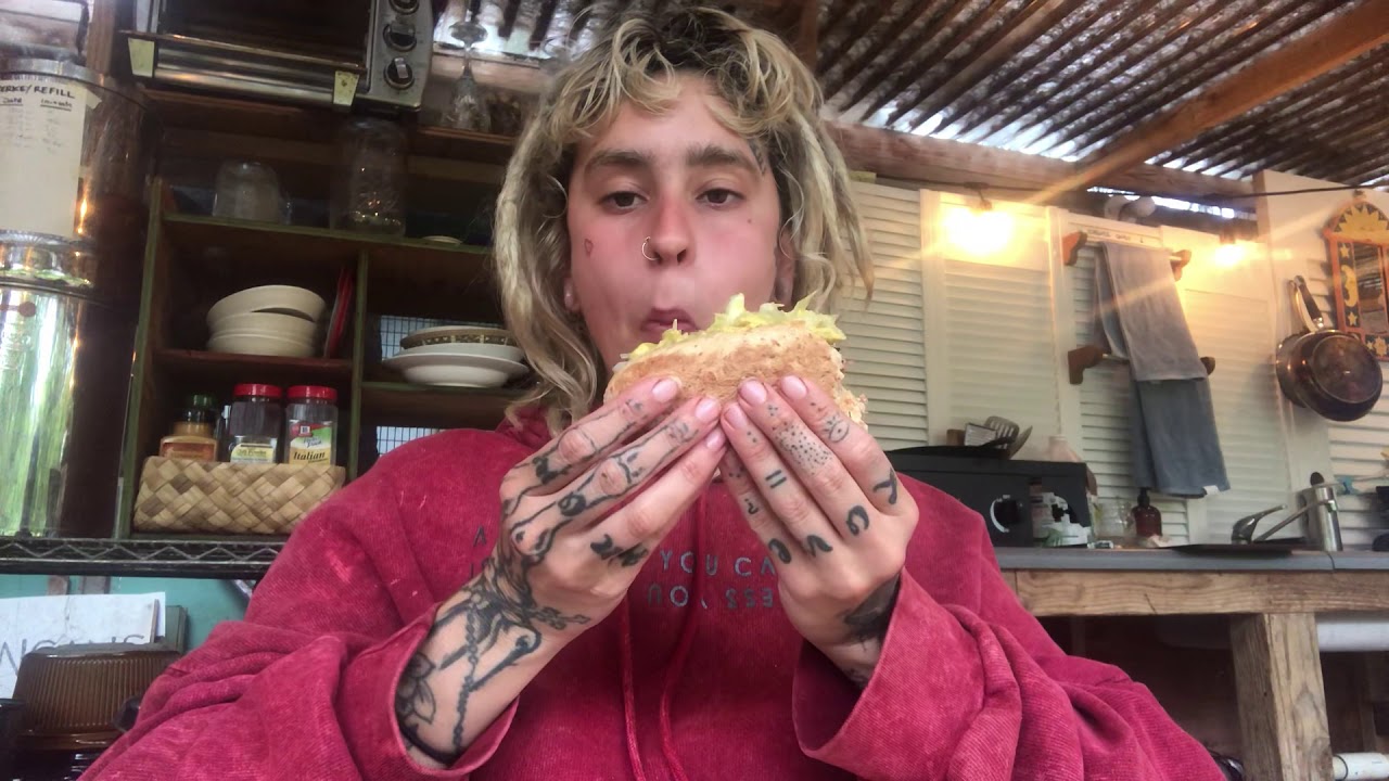Best day ever : How to eat a Glizzy - YouTube