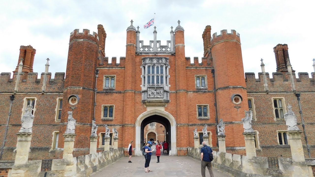 Inside Hampton Court Palace! - YouTube