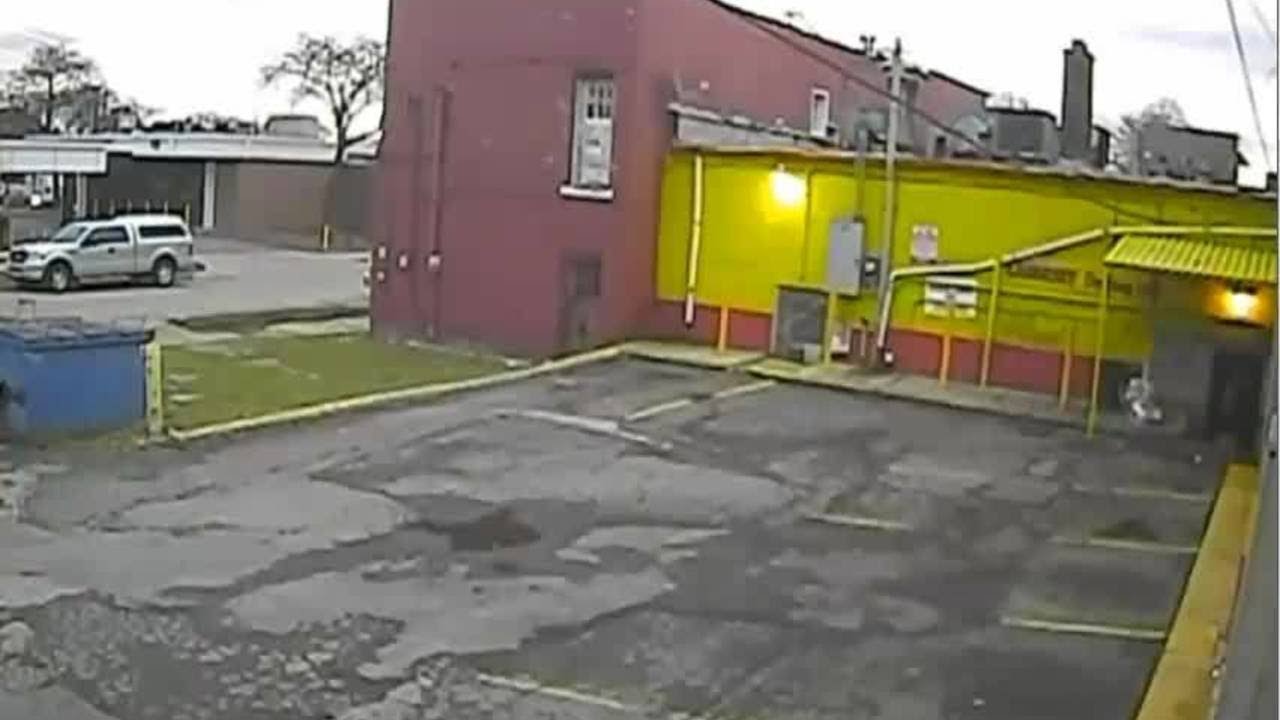Detroit police: Video shows bank robbery suspect change clothes - YouTube