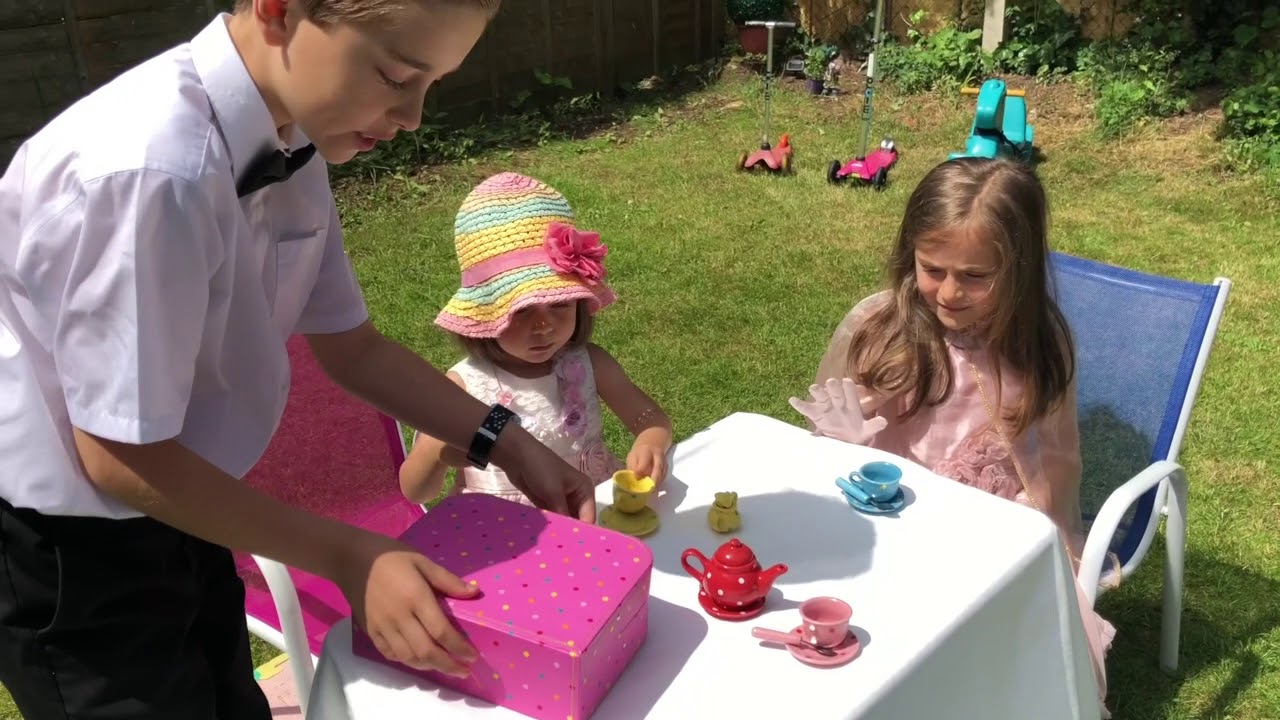 Kids Pretend Play Eating at Restaurant, Bella Italia outdoor Restaurant ...