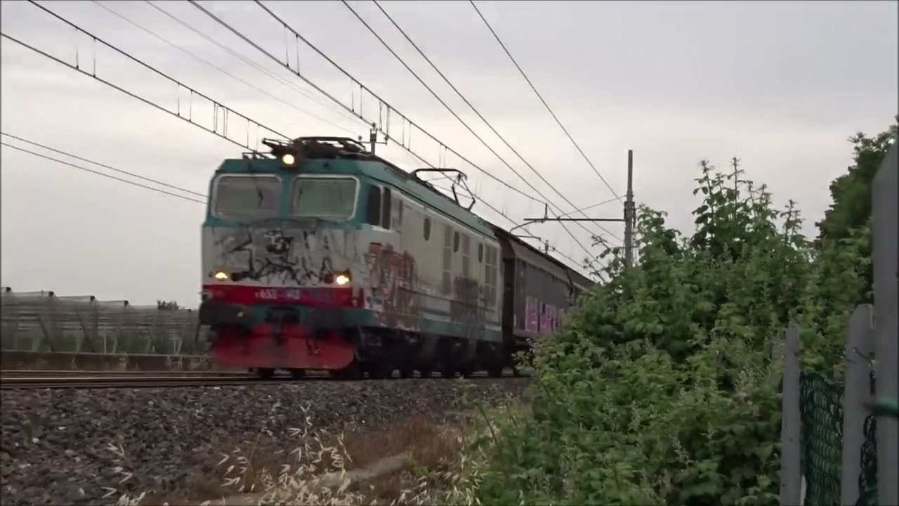 Treno merci con E652 Mercitalia Rail con carri H in transito tra Faenza e Forlì - YouTube