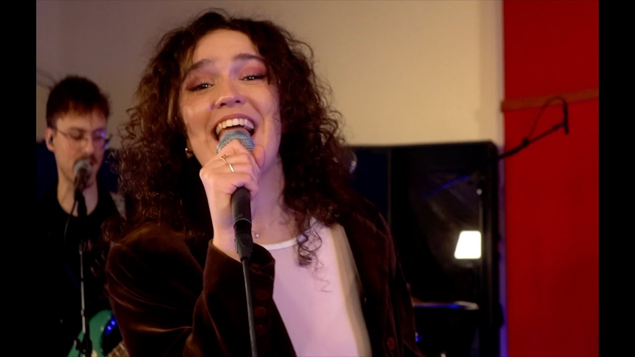 ROZZY - Alive (live performance) - YouTube