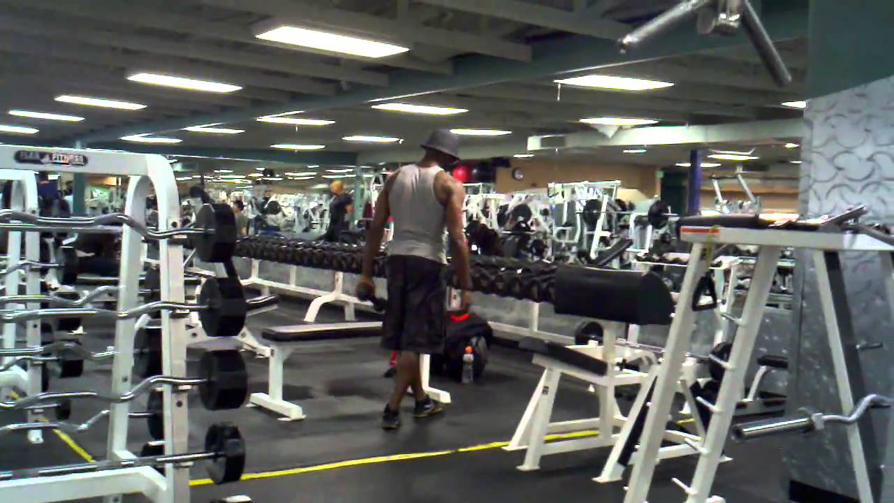 Proper gym apparel? Proper gym behavior? - YouTube