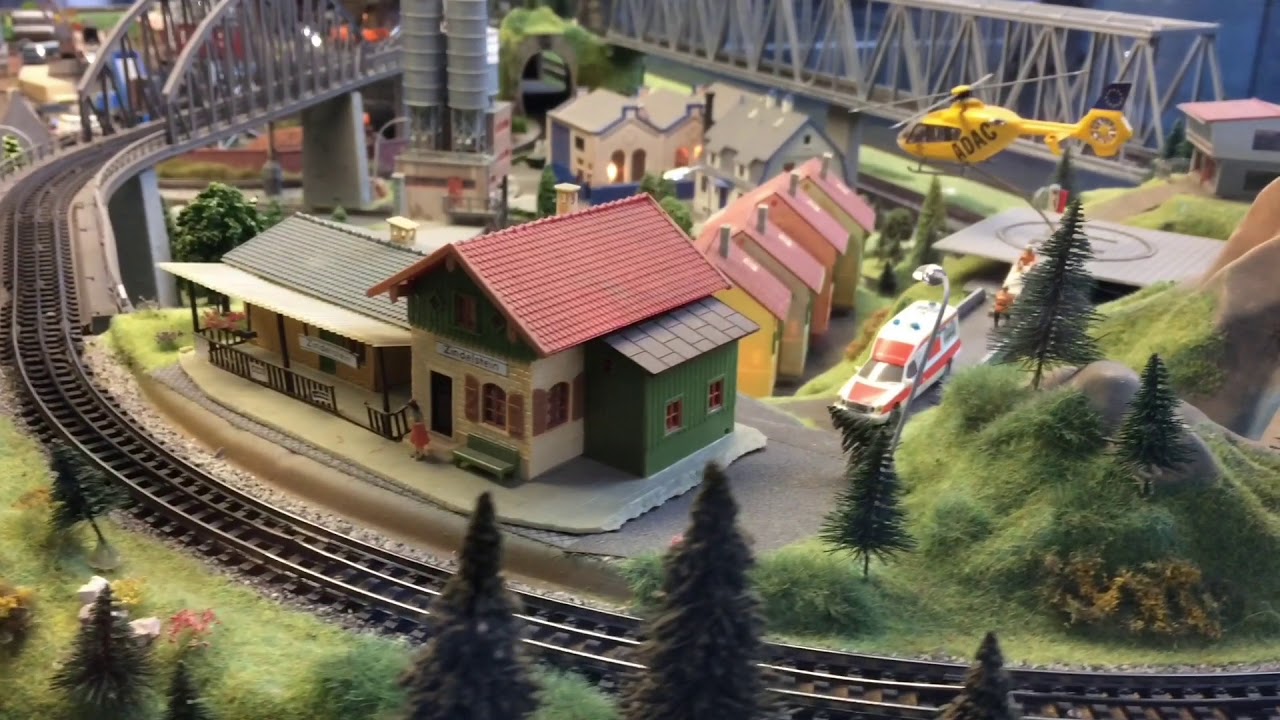 Trix Express layout - several trains running - analog in germany ...