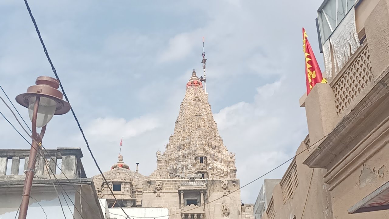 Dwarka | Dwarkadhish Temple Dhwaja Aarohan @DhavalThaker_ - YouTube