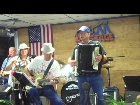Washboard Sue, Carl Skipper and Ernie Sauer on the accordeon - YouTube