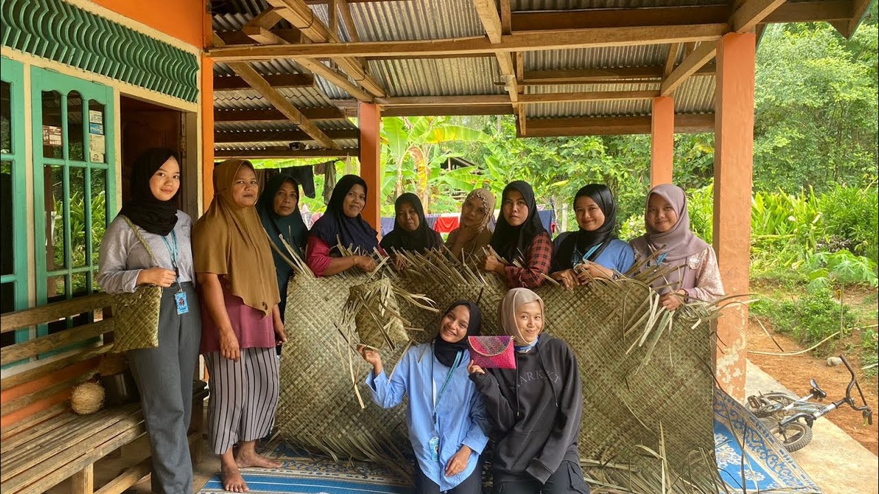pembuatan kerajinan lapiak pandan/tikar pandan(KKN UNP) - YouTube