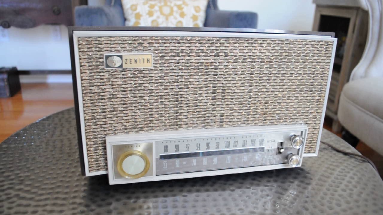 1963 Zenith K725 AM FM (Restored Electronics!) - YouTube