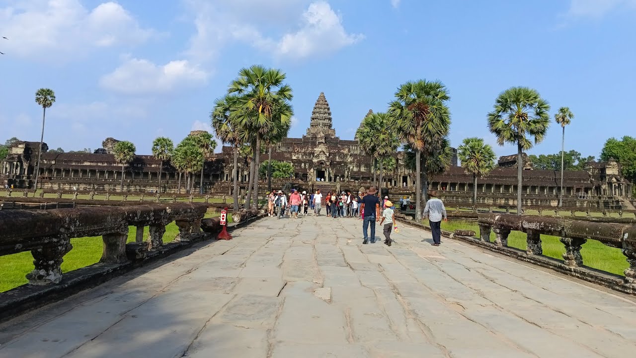 Activities of tourists at Angkor Wat temple 🇰🇭🇰🇭🇰🇭#cambodia🇰🇭🇰🇭🇰🇭 - YouTube