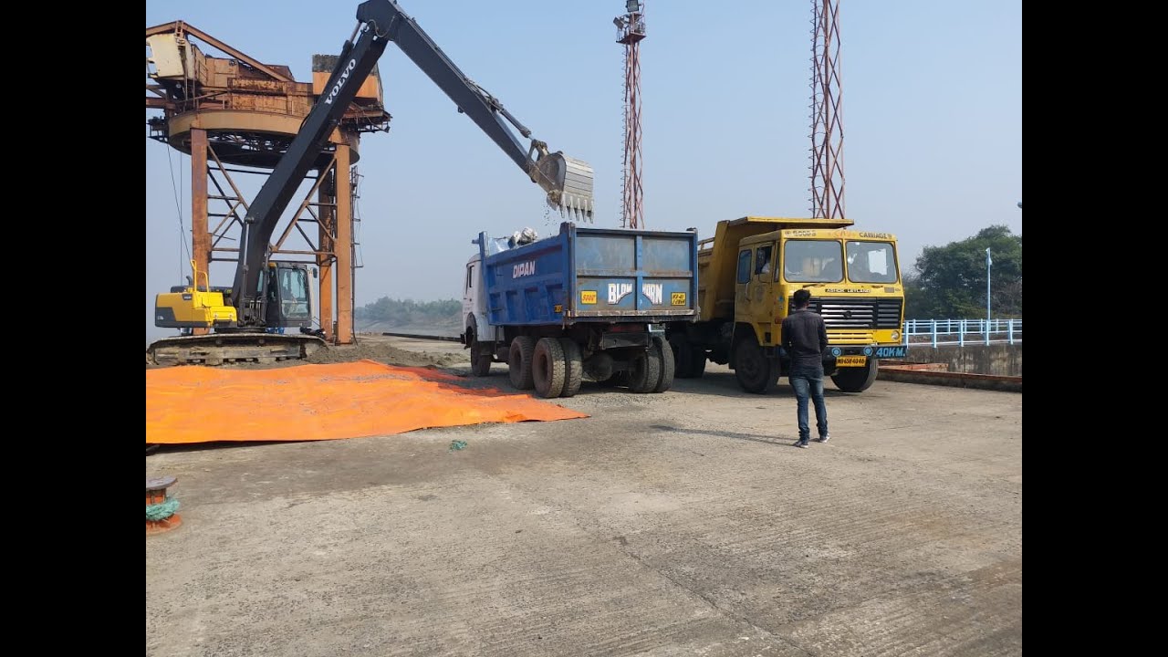 Volvo Ec210 Dlr long reach Excavator Unloading a Ship Bridge - YouTube