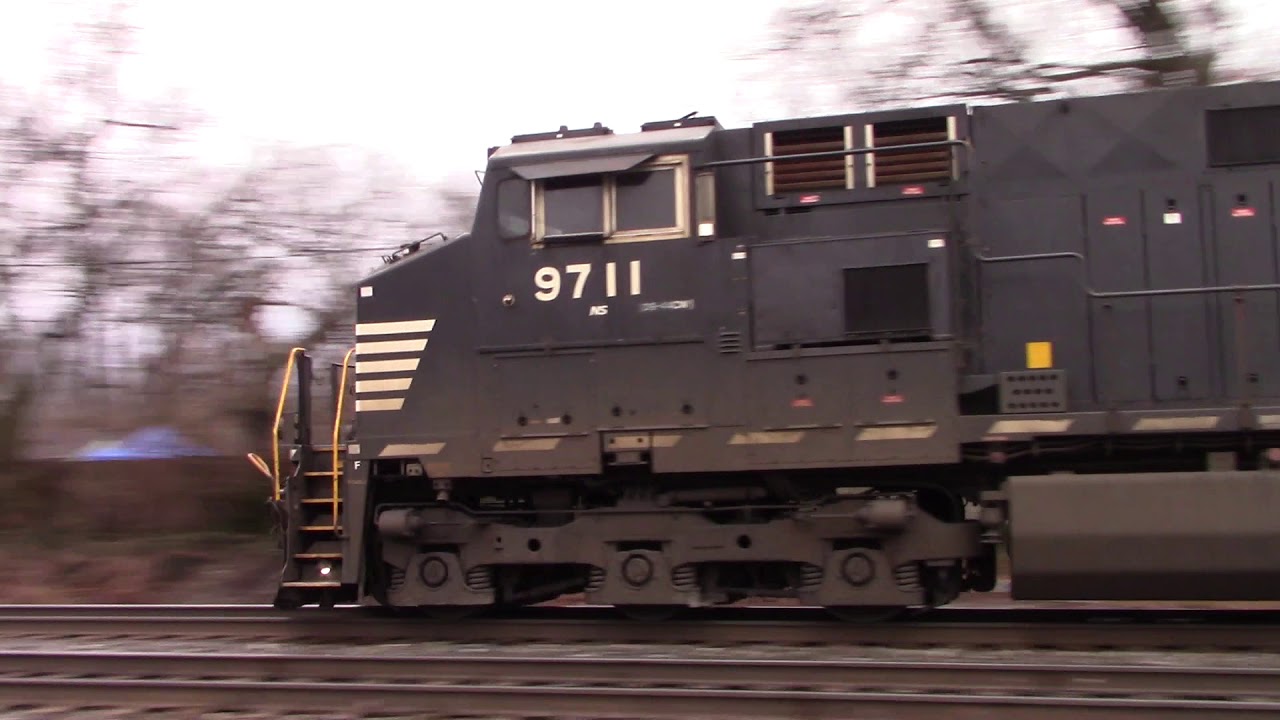 NORFOLK SOUTHERN GE D9-44CW Northbound Local Freight - YouTube