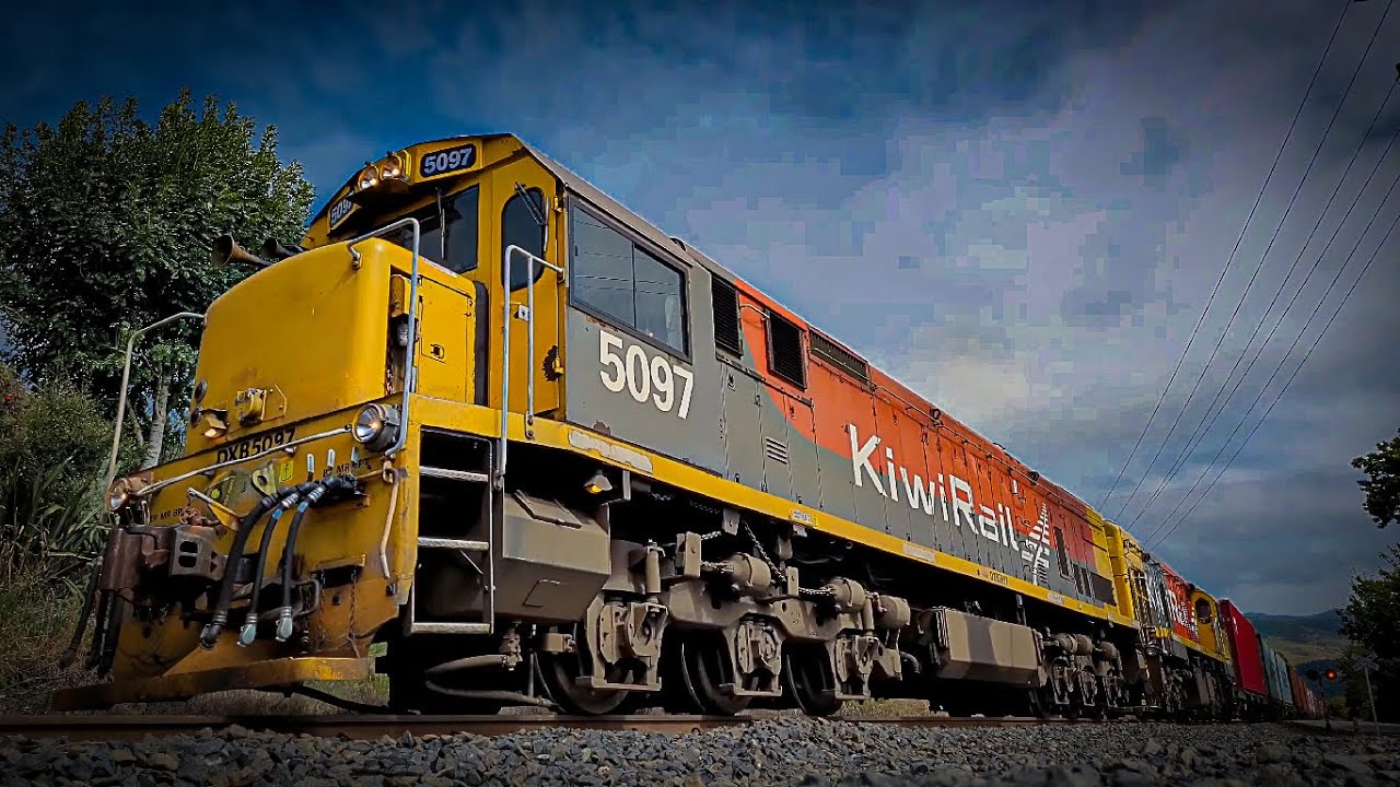 DXB 5097 Working her guts out!! - YouTube