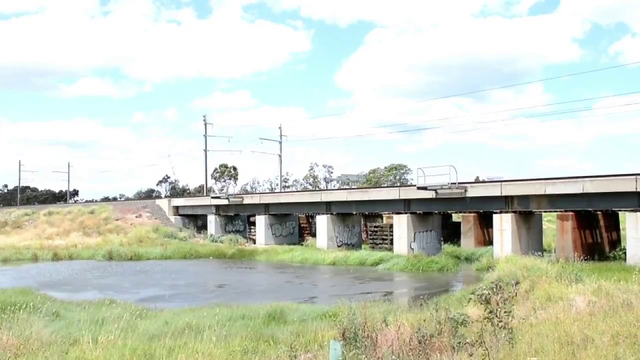 Metro Trains Werribee Line Hoppers Crossing Inc X'trapolis - YouTube